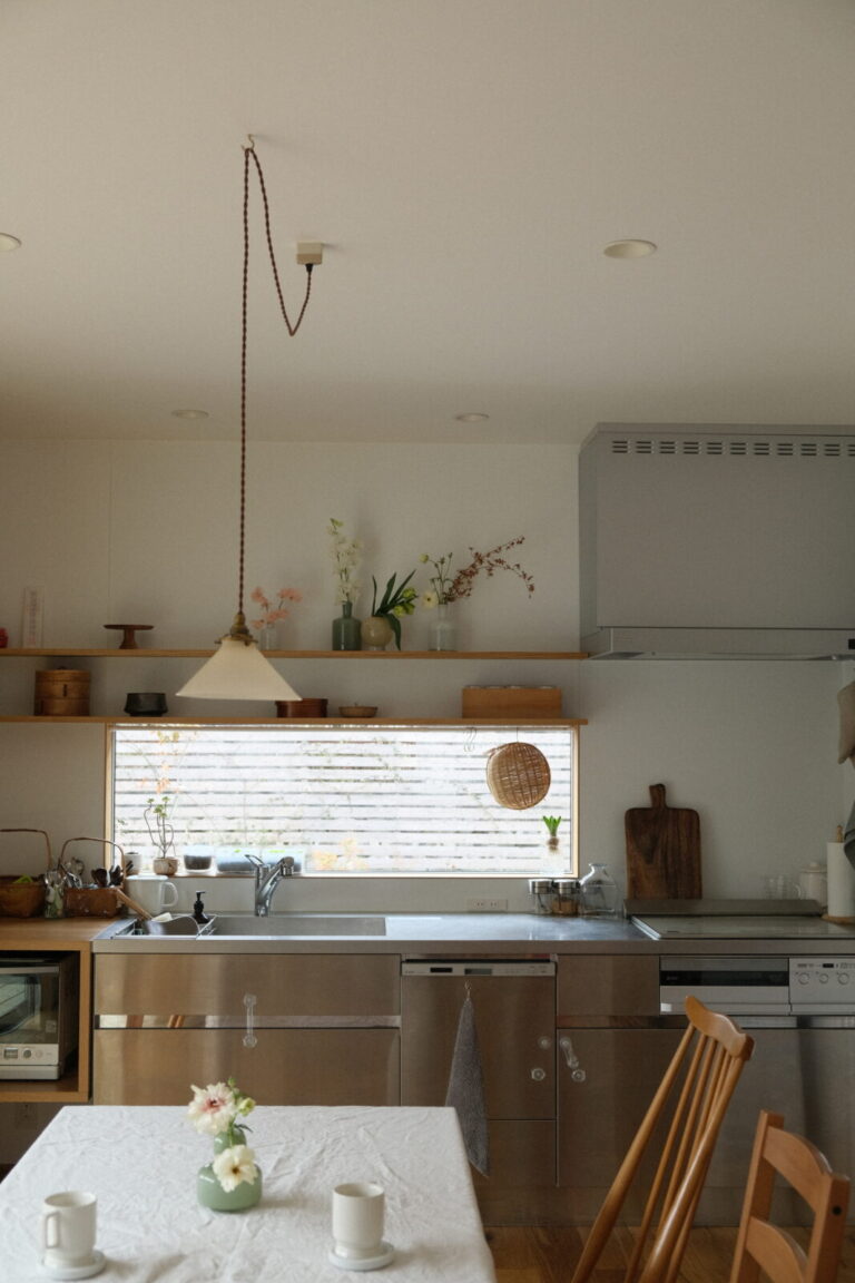 【暮らしのインテリア】LDKと繋がった、インテリアとして楽しむキッチン〜小さな平屋と大きな庭のある暮らし（hikaniwaさん） | ムクリ[mukuri]