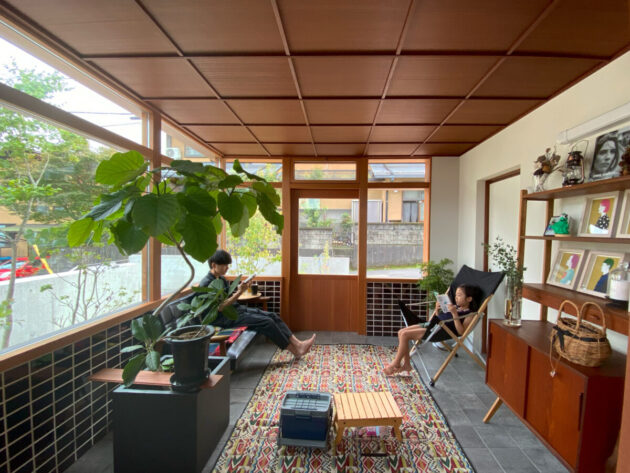 【暮らしのインテリア】暮らしに広がりを与えて。多機能に活躍する土間スペース〜開放感あふれる土間玄関と大きな本棚のあるおうち（fkt_homeさん） | ムクリ[mukuri]