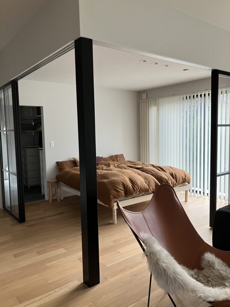 【暮らしのインテリア】ゆるく区切って「見せると隠す」を両立するウォークインクローゼット〜夫婦ふたりの平屋暮らし（mhome0811さん） | ムクリ[mukuri]