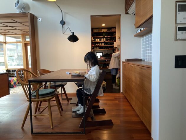 【暮らしのインテリア】心地よい暮らしにつながる生活動線〜開放感あふれる土間玄関と大きな本棚のあるおうち（fkt_homeさん） | ムクリ[mukuri]