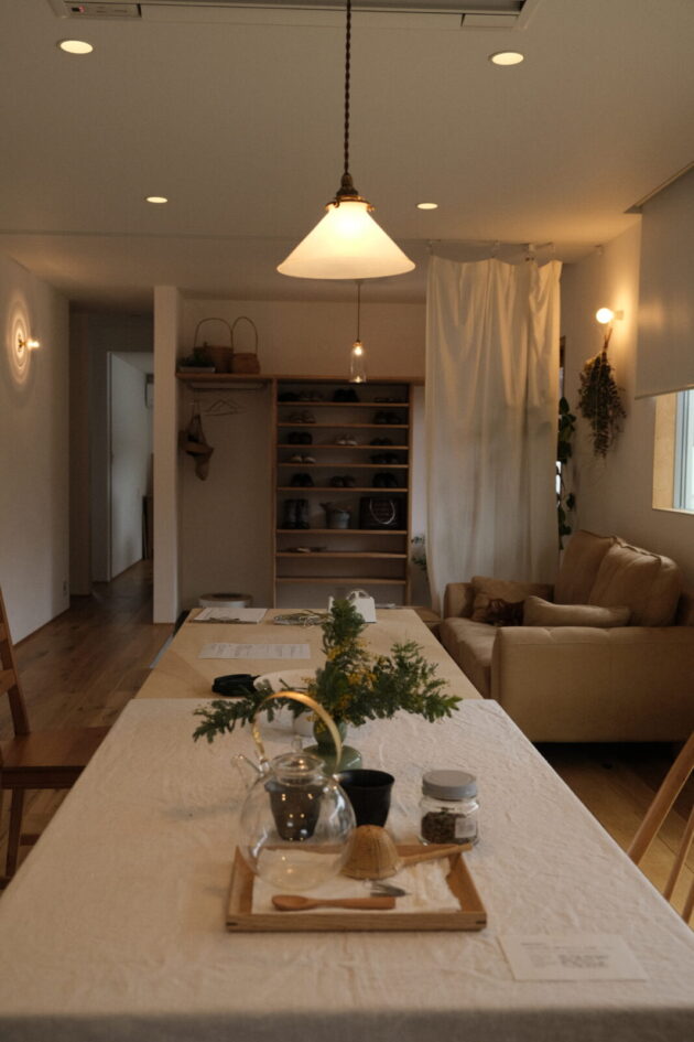 【暮らしのインテリア】ライフスタイルに目を向け、繋がりを意識した土間とリビング〜小さな平屋と大きな庭のある暮らし（hikaniwaさん） | ムクリ[mukuri]